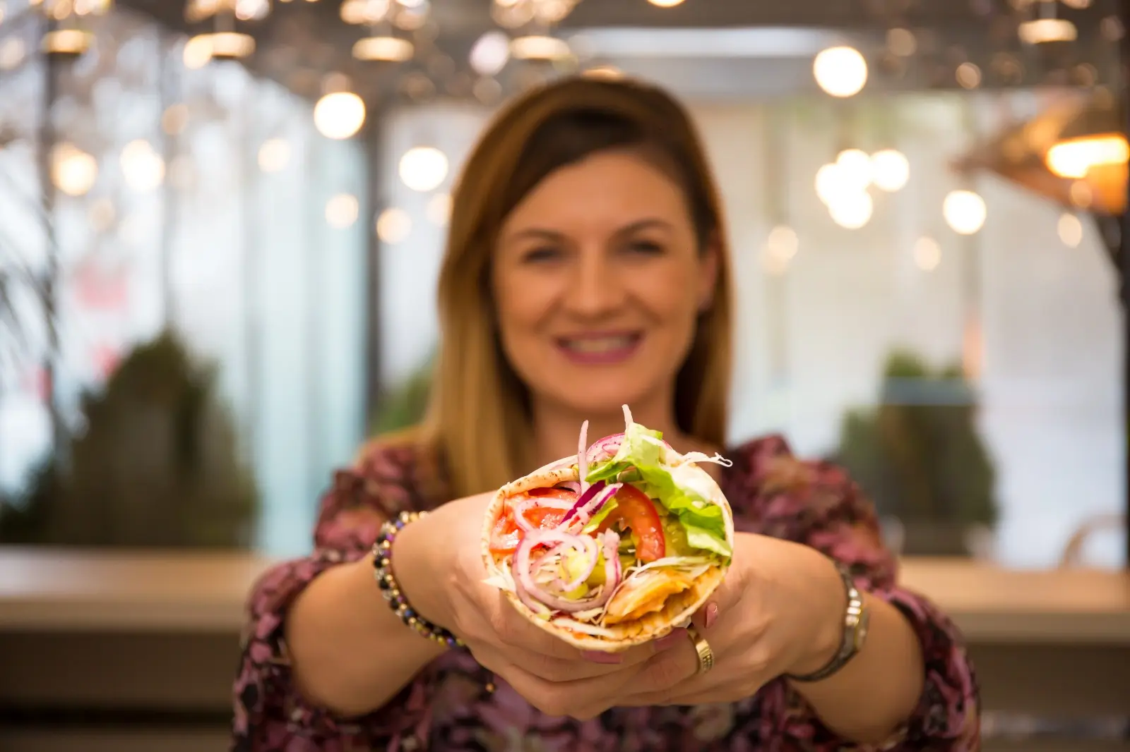 SHAORMA MEDIE DE PUI Delicios SHAORMA MEDIE DE PUI Delicios